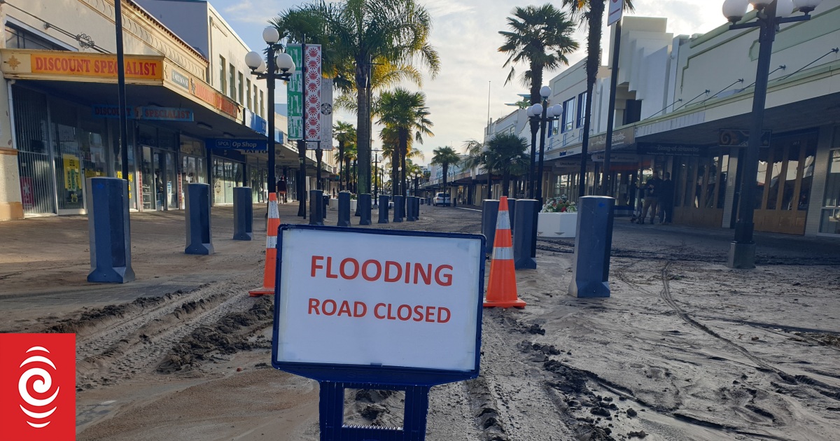 Mud everywhere after Napier flooding | RNZ