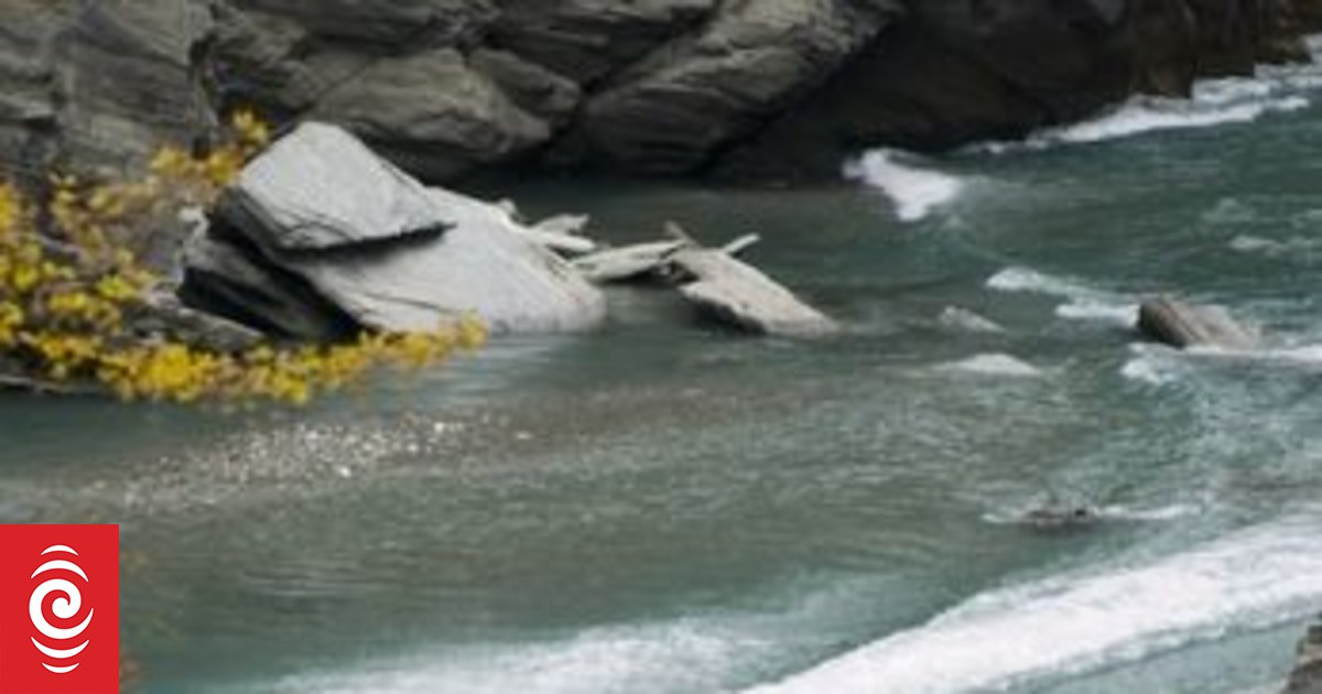 Five taken to hospital after jet boat hits rock | RNZ News