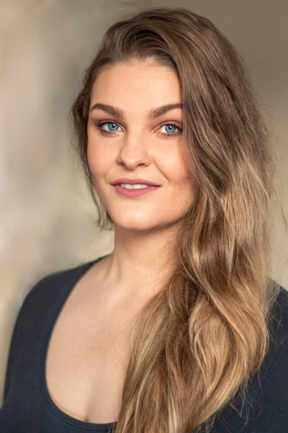 Rhiannon Cooper sings with the stars | RNZ