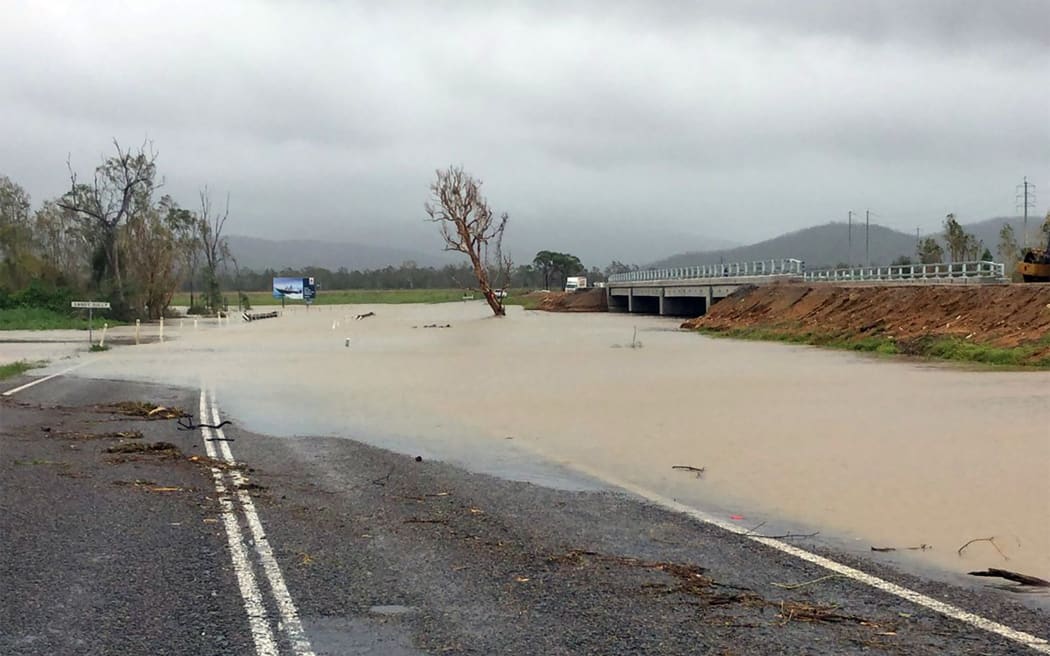 Cyclone Debbie: Queensland braced for dangerous floods | RNZ News