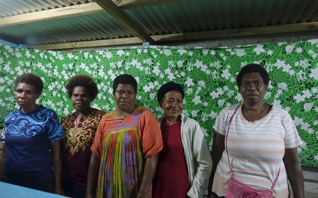 Vanuatu women benefit from food stalls scheme near nakamal | RNZ News