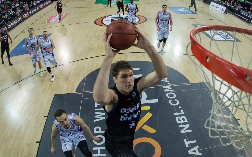 Breakers lose Loe to Taipans | RNZ News