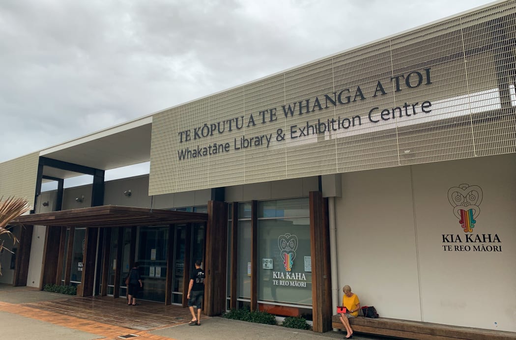 Whakatāne library staff and clients delighted to be back | RNZ News