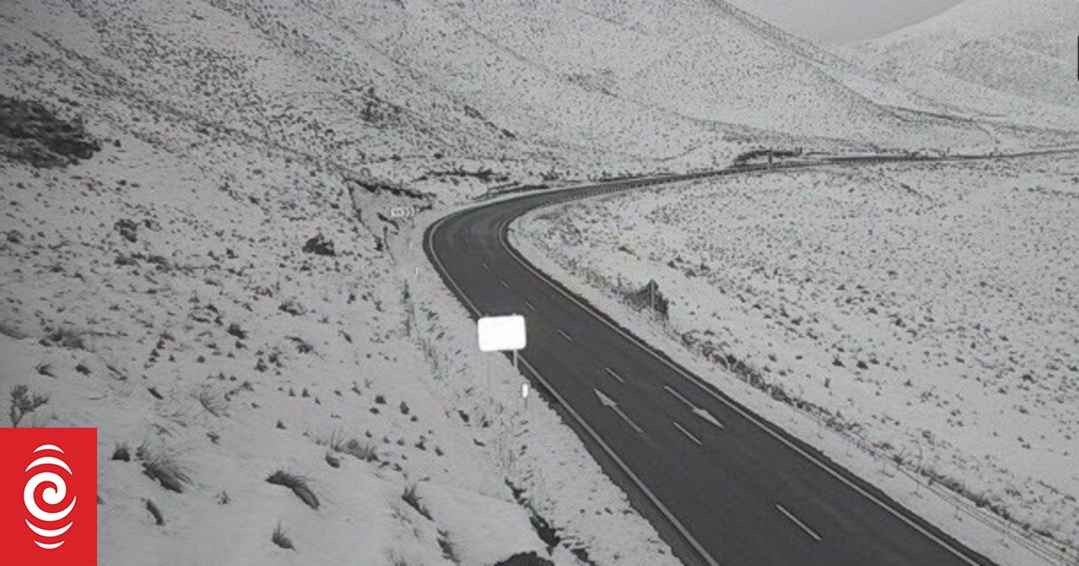 Snow blitz: Hundreds still off grid in central Otago | RNZ News