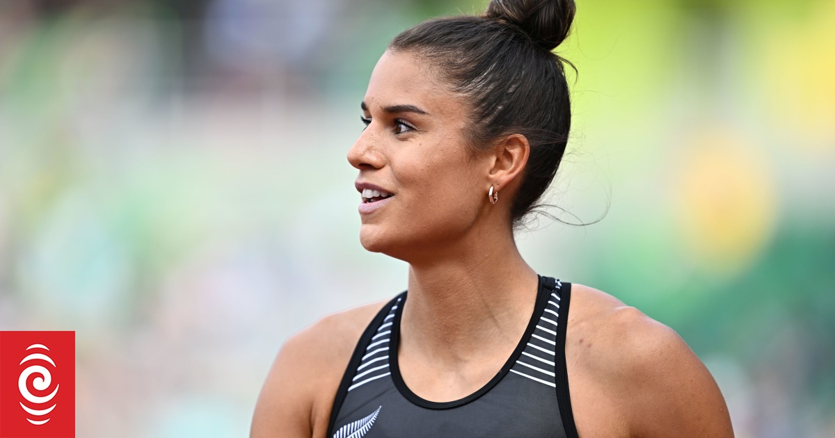 Sprinter Zoe Hobbs breaks 11-second barrier in tailwind | RNZ News