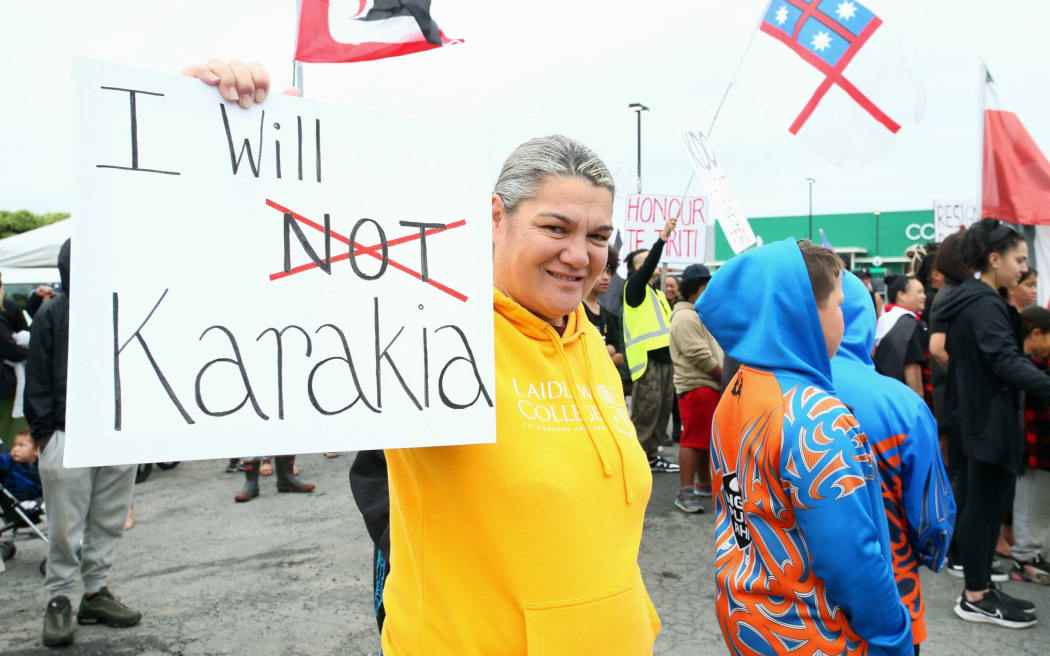 Kaipara hikoi leader petitions Parliament for mandatory karakia | RNZ News