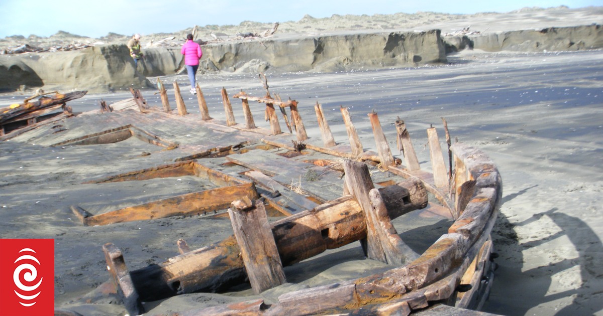 Daring rescue returns historic shipwreck to Mangawhai | RNZ News