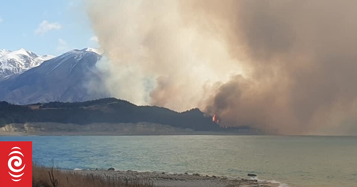 Fire near Lake Pukaki spreads overnight | RNZ