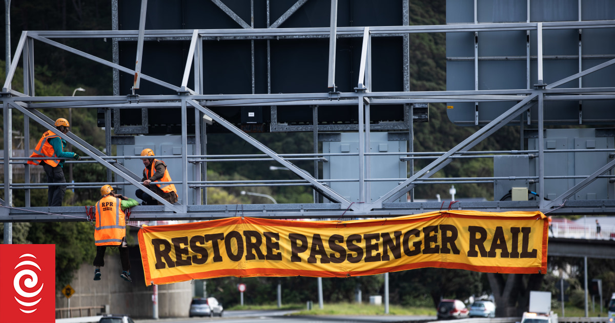 Protest sign hung across SH1, disrupting Wellington traffic | RNZ News