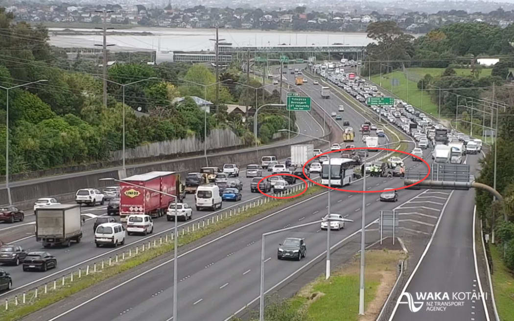 Southbound, northbound lanes on Auckland's Northern Motorway now clear ...