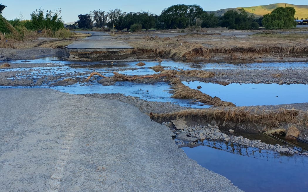 Bizarre landscape left by Waipawa River floodwaters | RNZ News