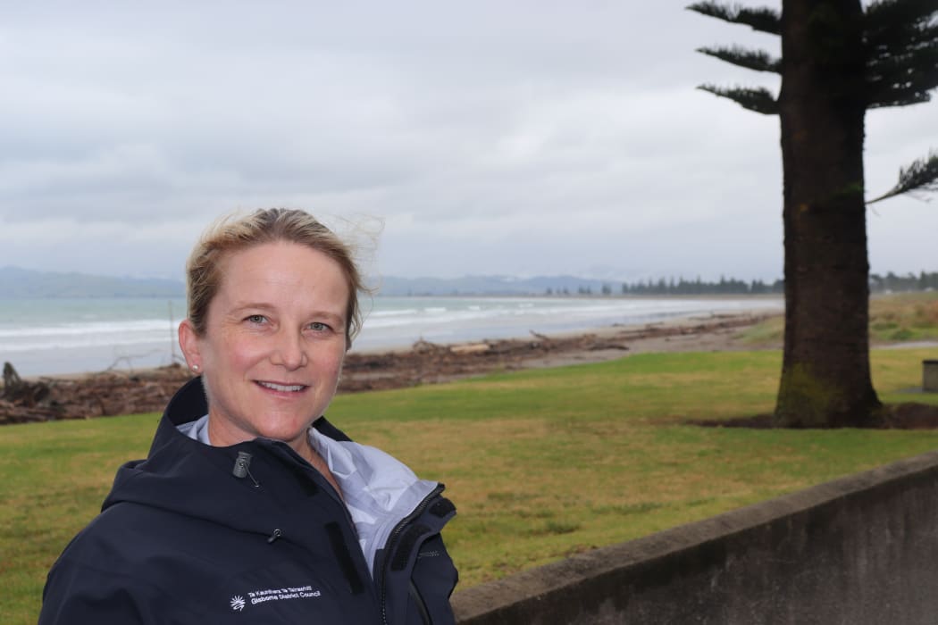 Wood over beaches in central Gisborne a summer 'eyesore' | RNZ News