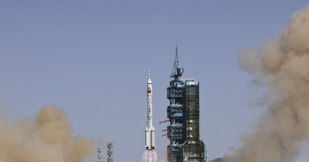 Debris from Chinese rocket falls back to Earth | RNZ News