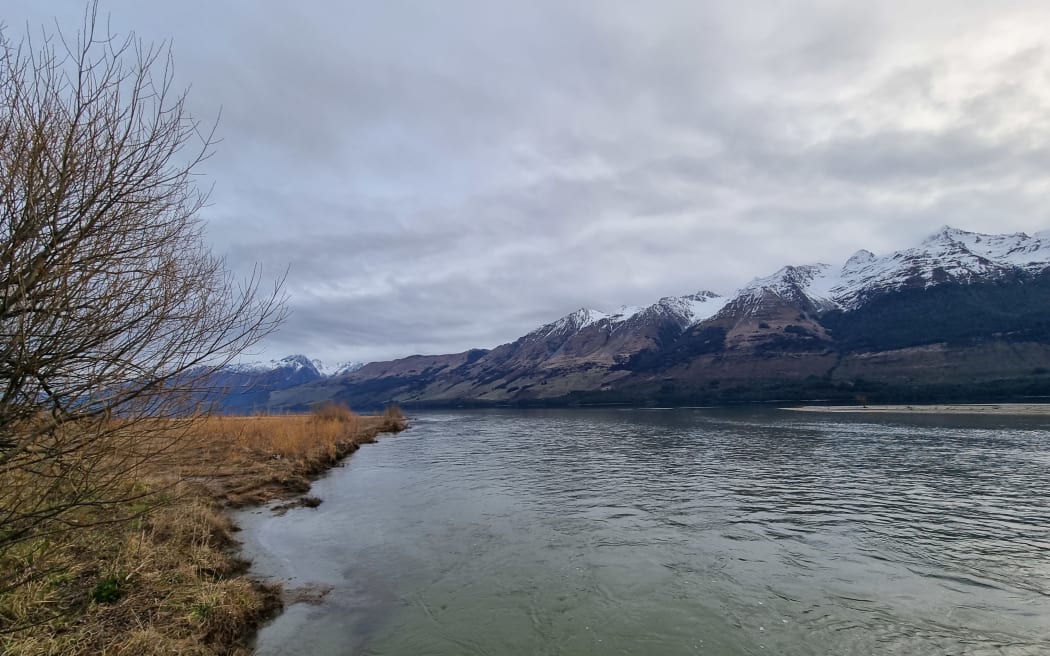 Rescuer points to dangers of Glenorchy lake after dad drowns | RNZ News