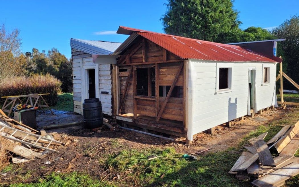Salvage of Waiuta miners' cottage a ‘complex job’ | RNZ News