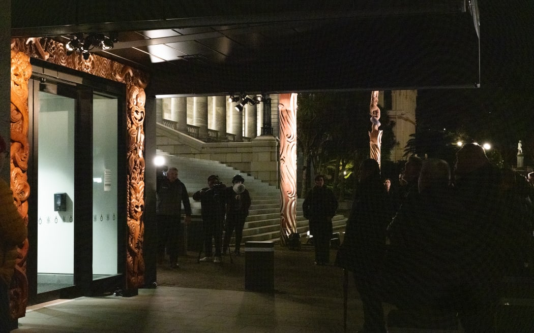 Te Kāhui Mōuri lights up Parliament's face | RNZ