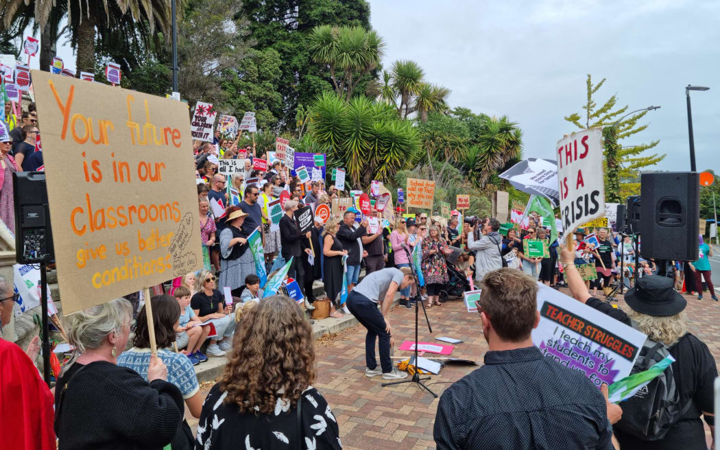 In pictures: Teachers strike | RNZ News
