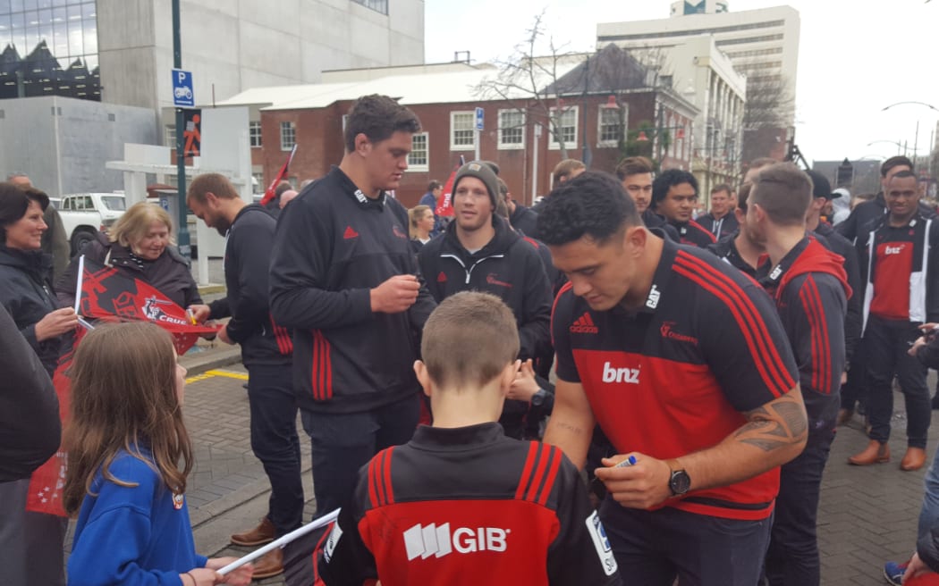 Crusaders fans brave the cold to celebrate Super victory | RNZ News