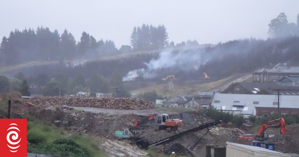 Dunedin fire: Blaze destroys business, hundreds flee homes | RNZ