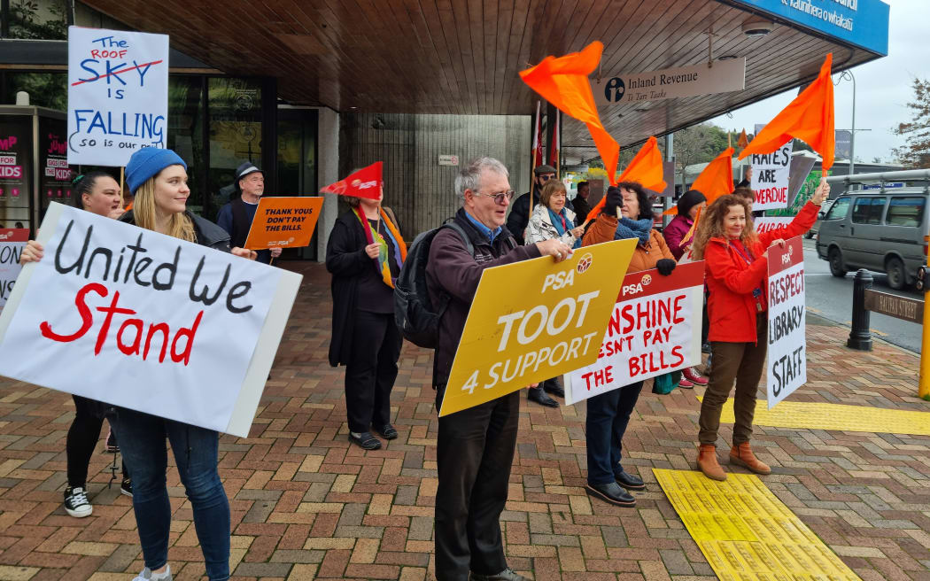 Library, council staff rally to highlight inadequate wages, high ...