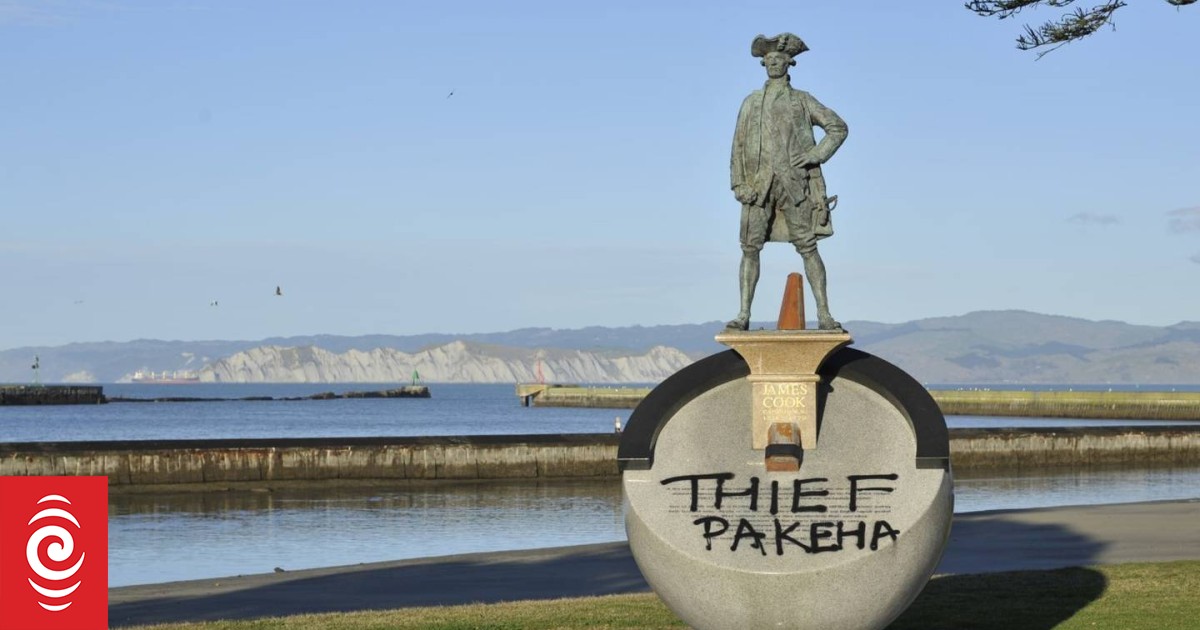 Statues of royalty, politicians, military leaders and explorers most ...
