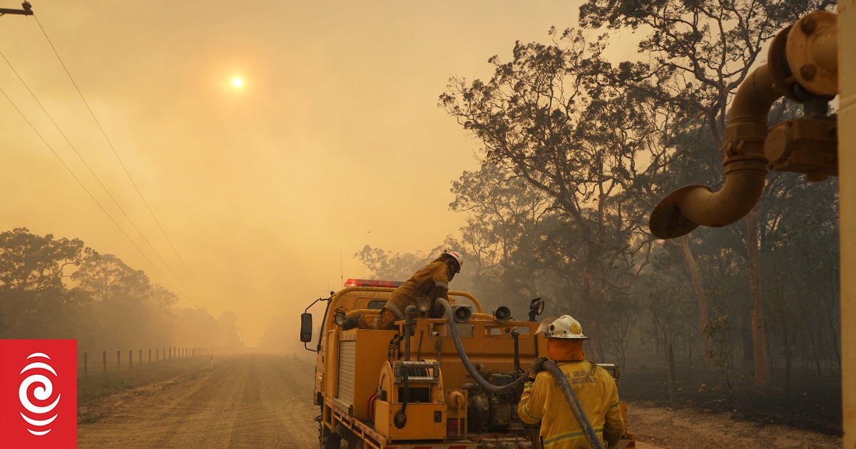 Queensland bushfire emergency prompts thousands to flee homes | RNZ News