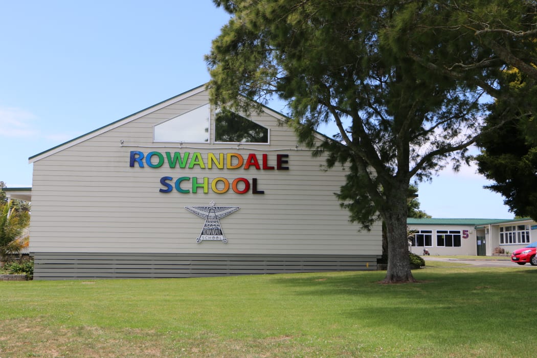 School drops donations, provides stationery to pupils | RNZ News