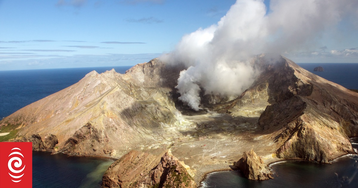 Bravery awards for White Island explosion rescue pilots | RNZ