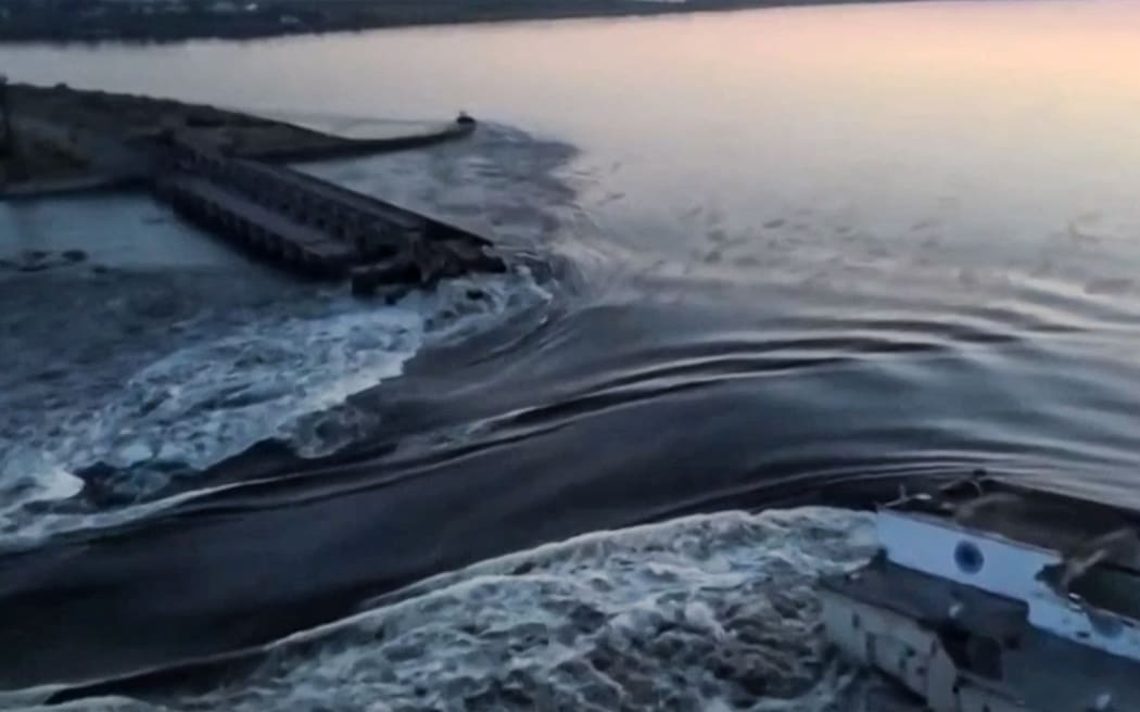 Ukraine dam: Thousands flee floods after dam collapse near Nova Kakhovka | RNZ News