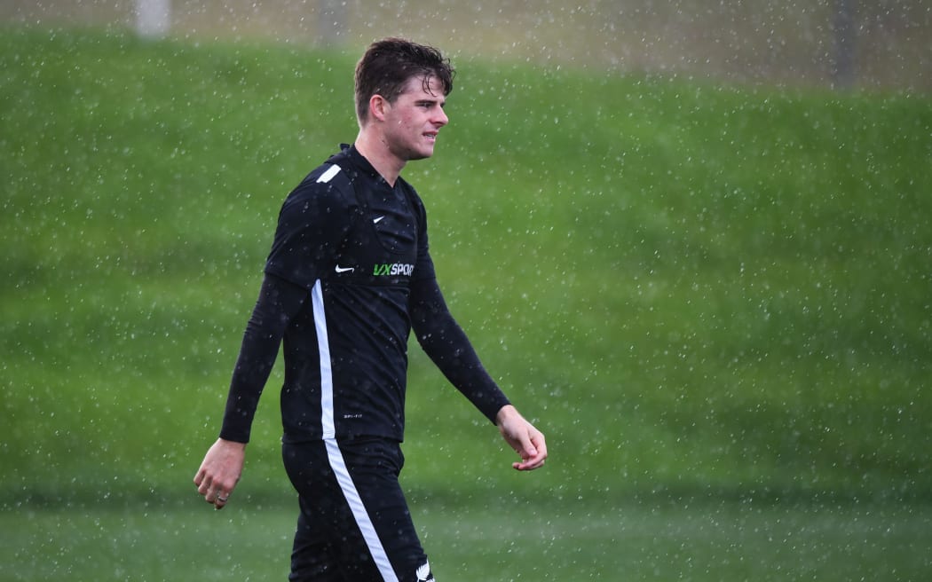 Alex Rufer signs on for another year with Wellington Phoenix | RNZ News