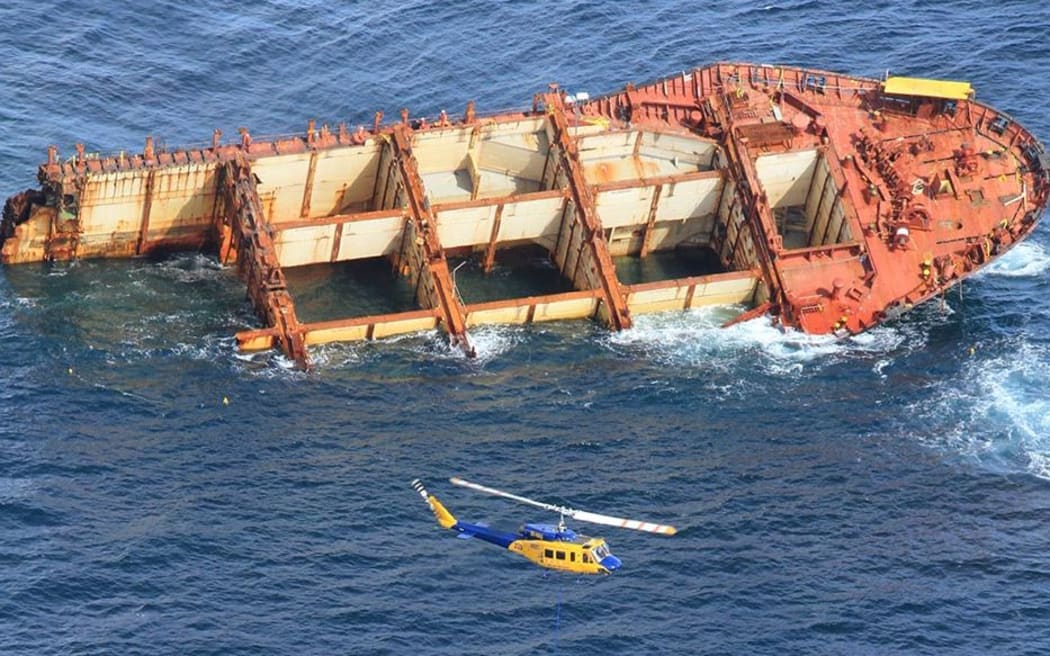 Pause on Rena salvage | RNZ News