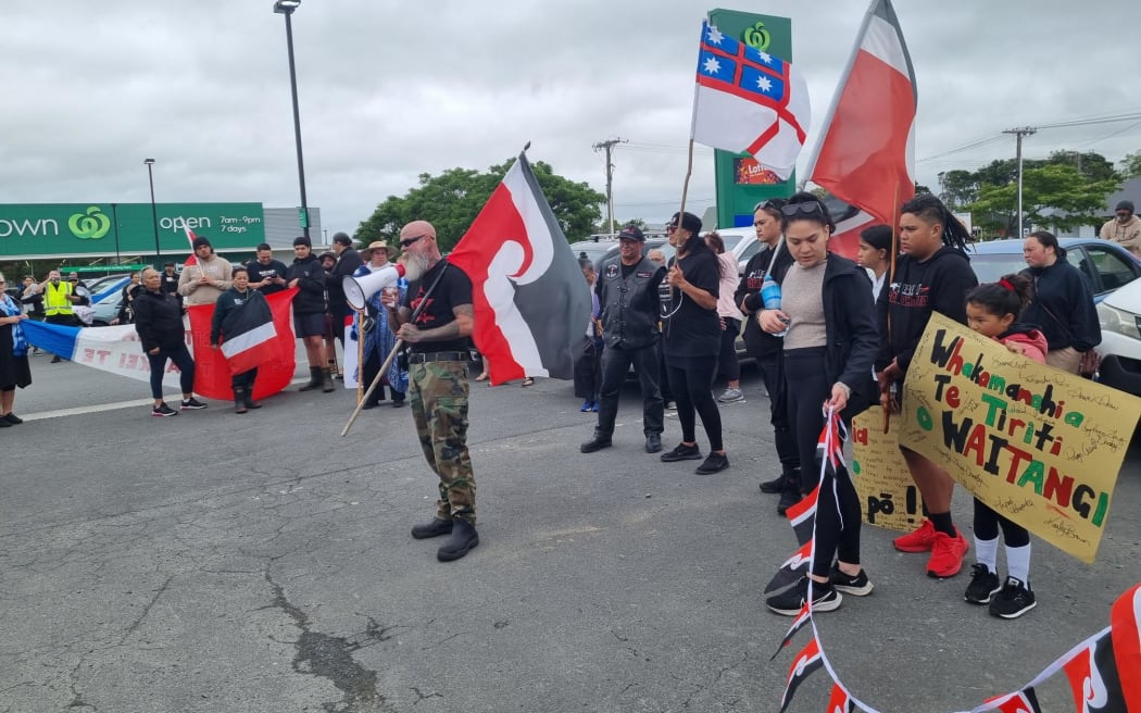 Hundreds gather to protest Kaipara mayor after karakia refusal | RNZ News