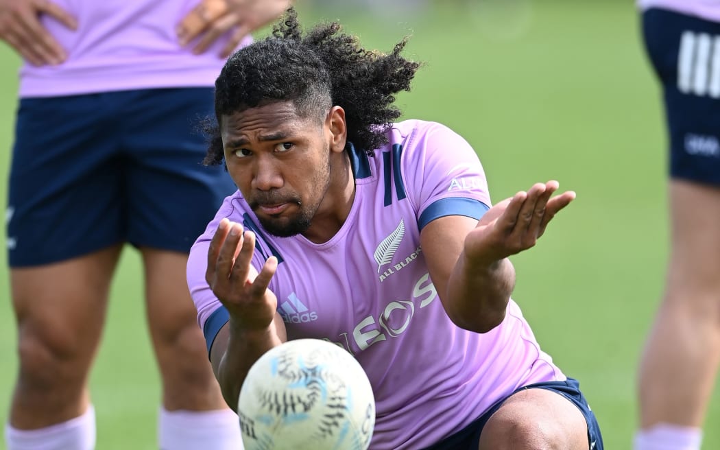 All Black halfback decides against surgery | RNZ News