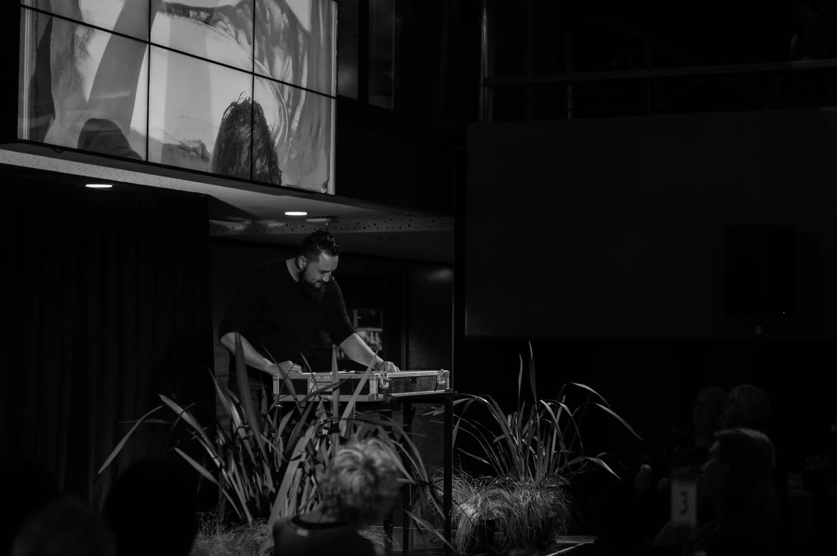 Enter The Sandman - sand artist Marcus Winter | RNZ