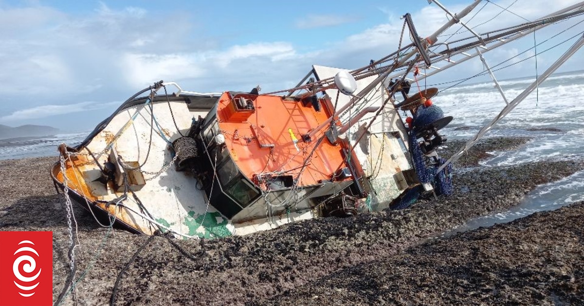 West Coast salvage operation removes shipwreck contaminants | RNZ News