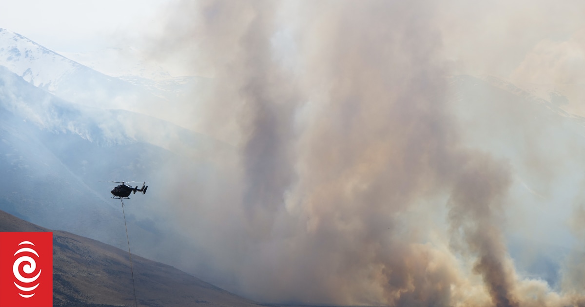 At least 40 homes destroyed by fire at Lake Ohau | RNZ