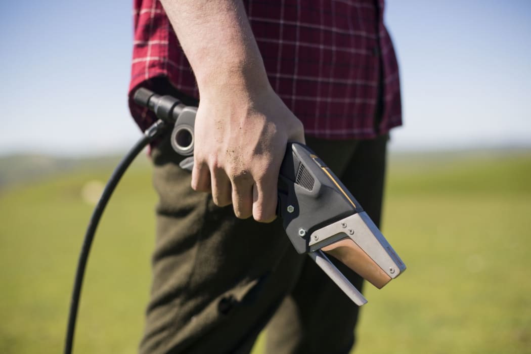New lamb docking tool wins design award | RNZ