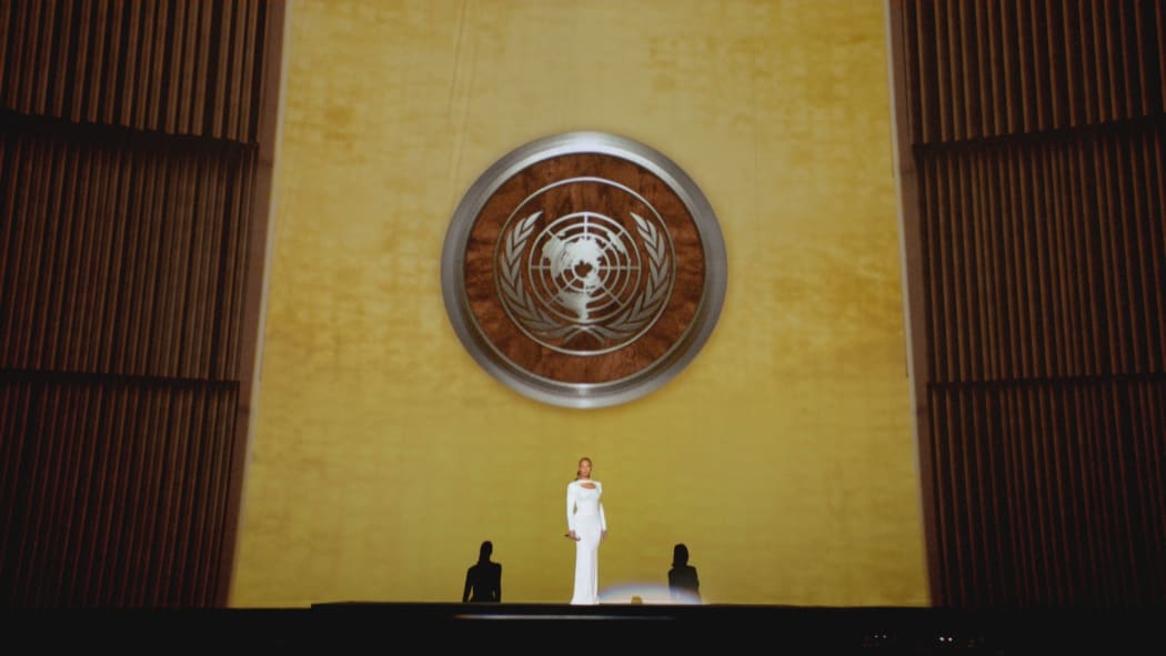 Julia Roberts presents a world-wide media event – Nations United – on ...