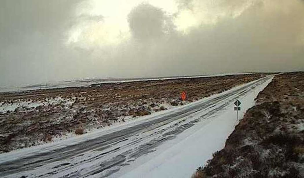 Snow closes Desert Road, highways in South Island | RNZ News