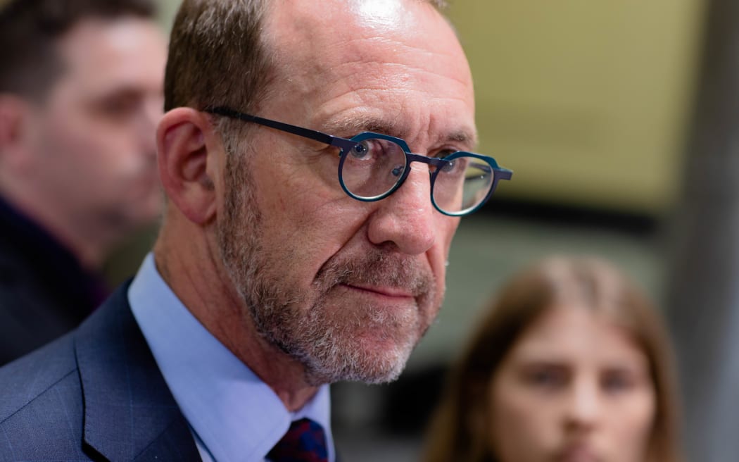 Pay freeze on high-earning public servants relaxed | RNZ News