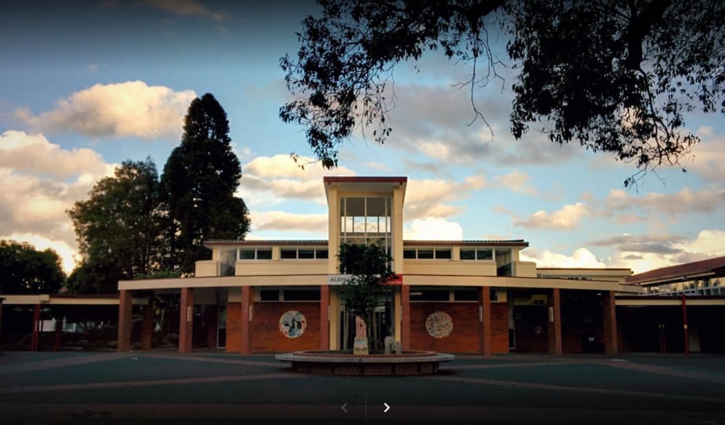 Positive Covid-19 case among staff at Pukekohe High School | RNZ News