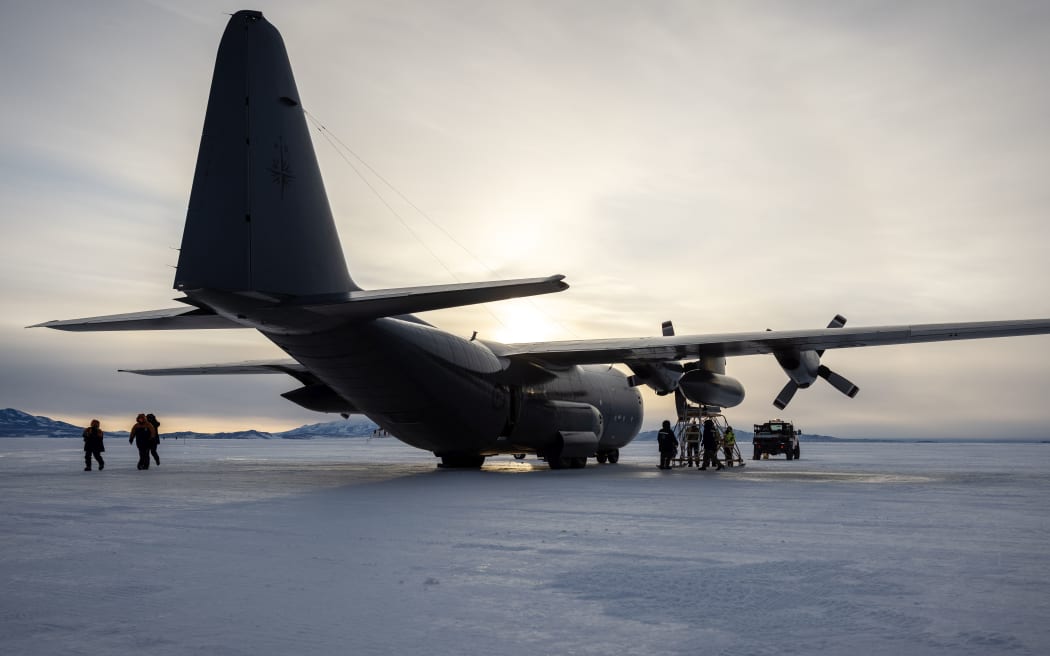 Jacinda Ardern's plane breaks down in Antarctica | RNZ News