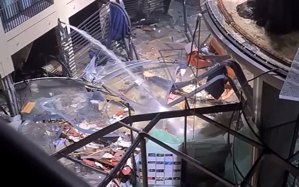 Berlin's giant AquaDom hotel aquarium containing 1500 fish explodes ...