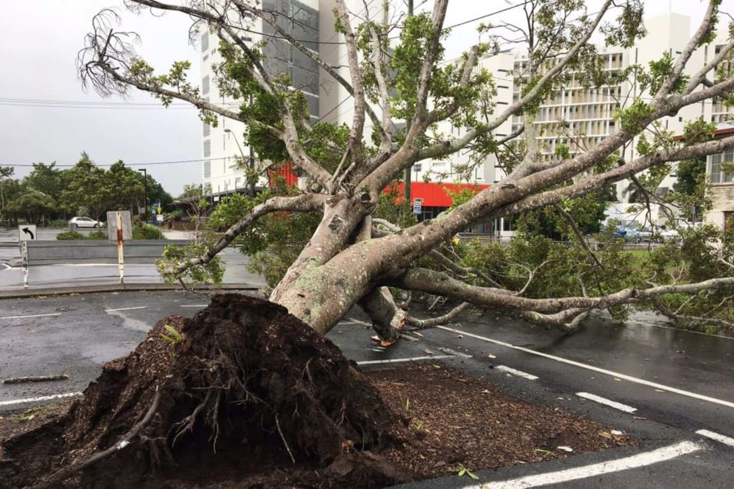 'Terrifying': Cyclone Debbie slams into Queensland | RNZ News