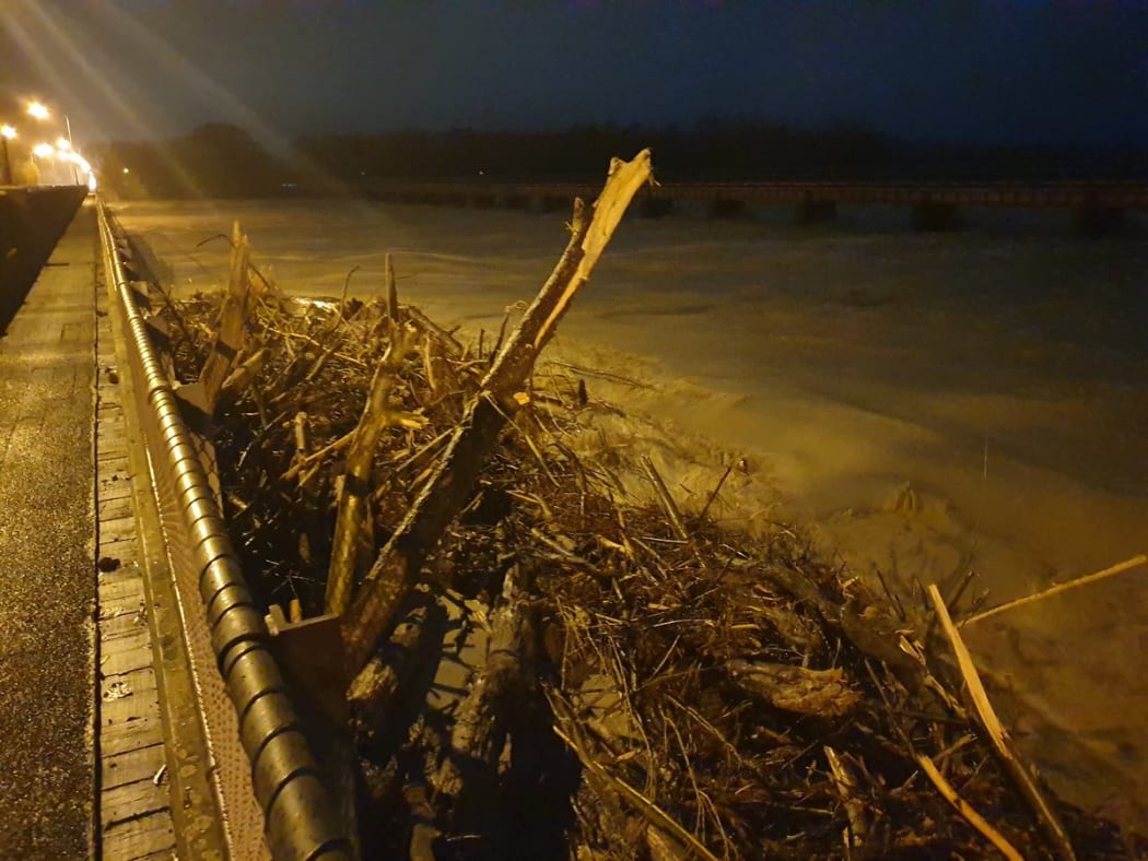 Canterbury flooding: Ashburton Bridge on State Highway 1 closes | RNZ News