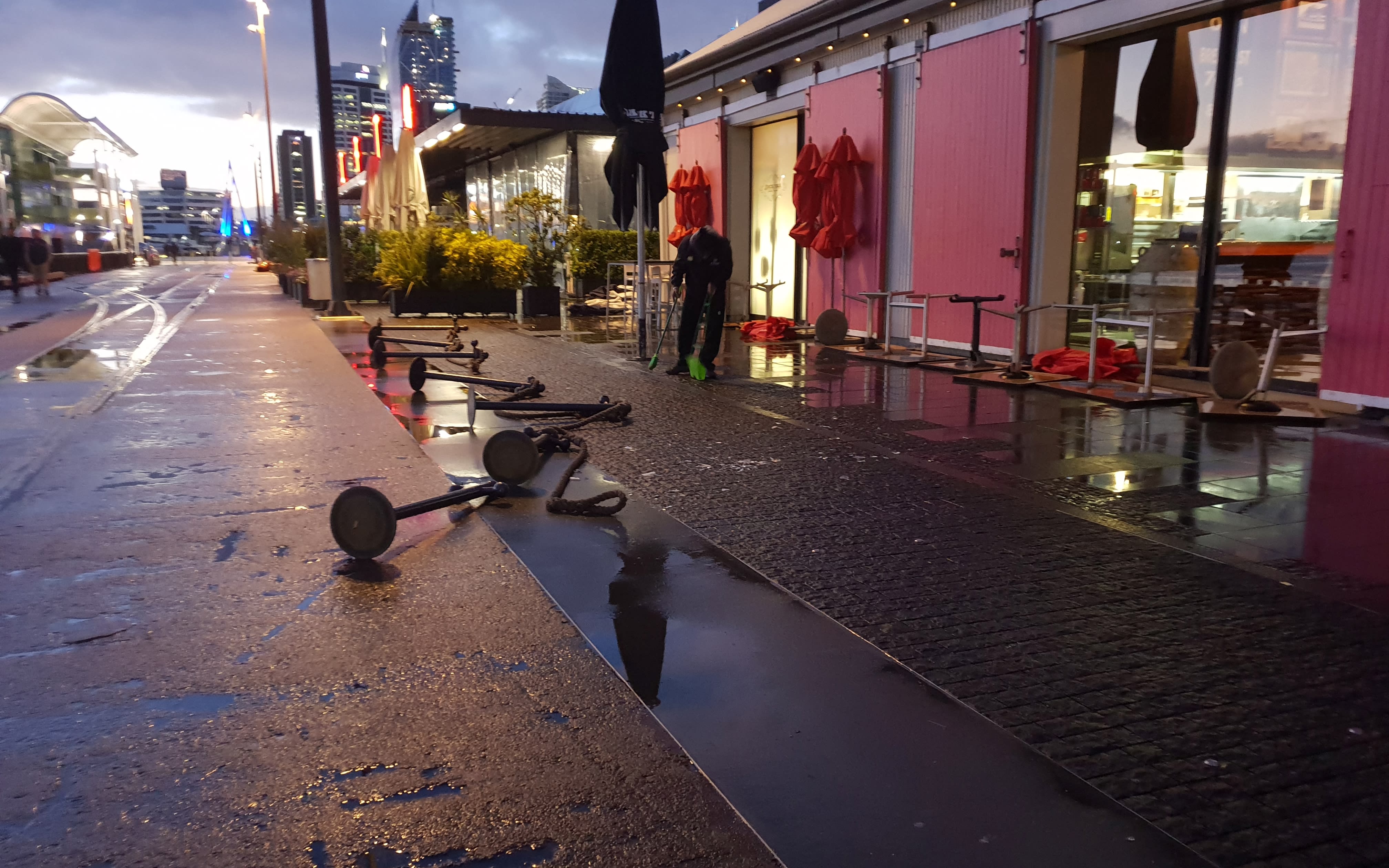 Auckland thunderstorm and strong wind | A Gallery from News | RNZ