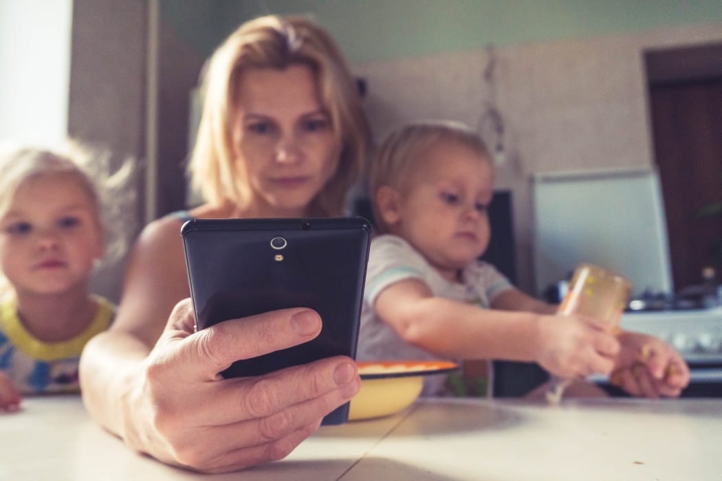 Parents' phone notifications interfere with language development | RNZ