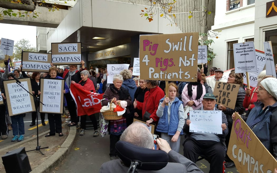 Hundreds protest against hospital food | RNZ News