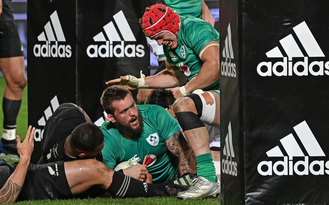 Rugby: Ireland beat 14-man All Blacks 23-12 in second Test | RNZ News