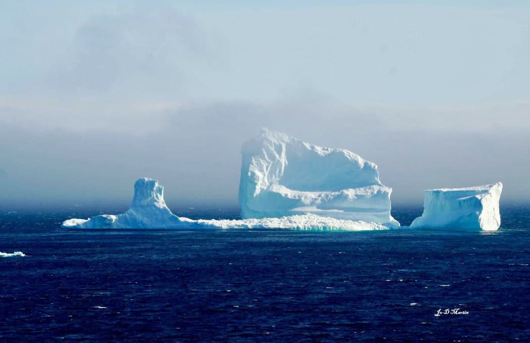 Tiny town turns tourist magnet with iceberg's arrival | RNZ News